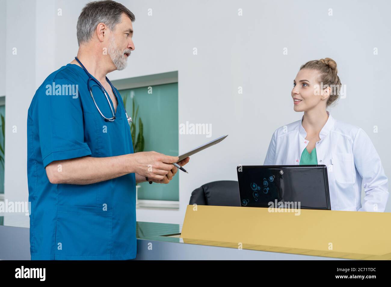 Nurse patient discussion desk hi-res stock photography and images - Alamy