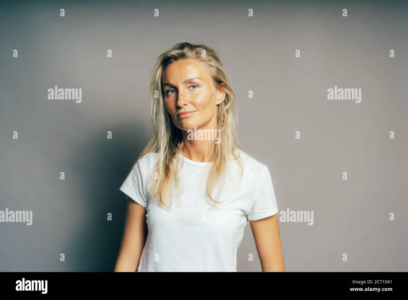 Studio portrait of a blonde Stock Photo - Alamy