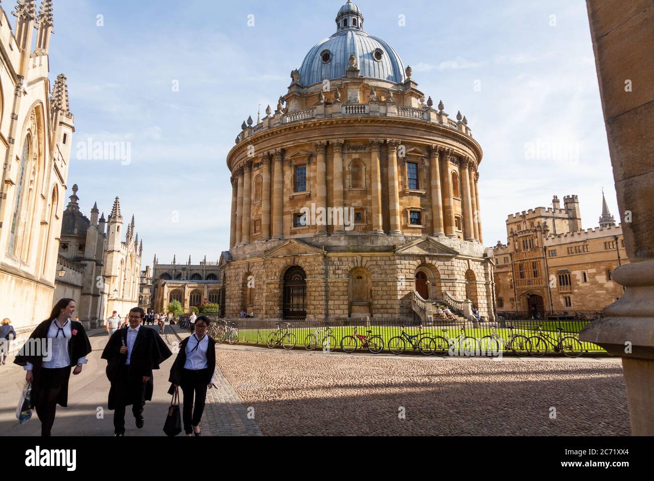 Oxford university students gowns hi-res stock photography and images ...