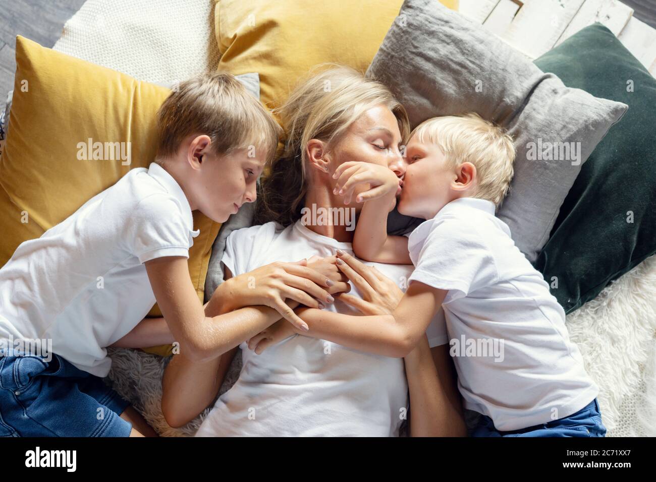 A sweet family, an act of kindness and support Stock Photo - Alamy