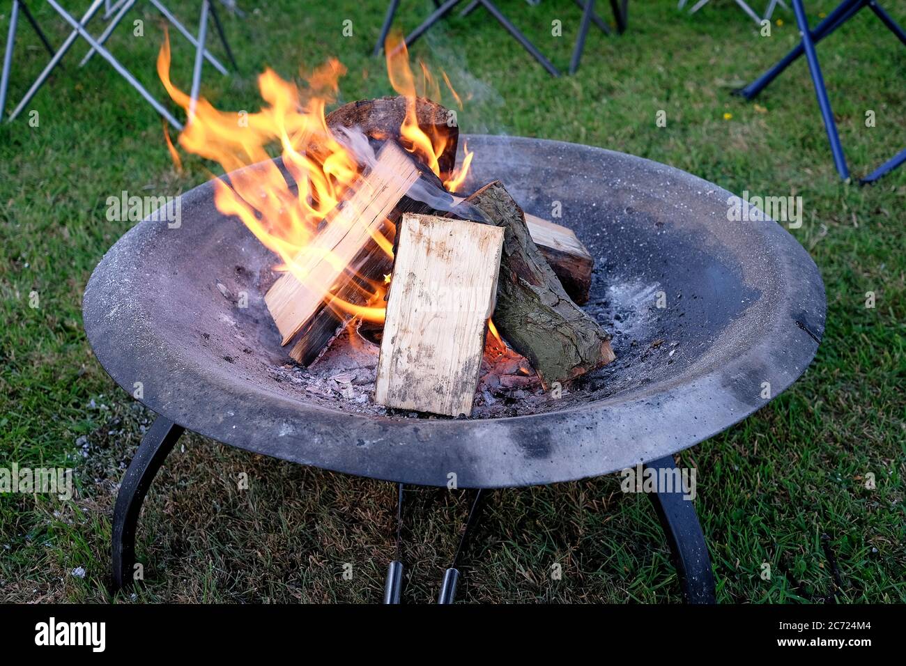 Fire pit friends hi-res stock photography and images - Alamy
