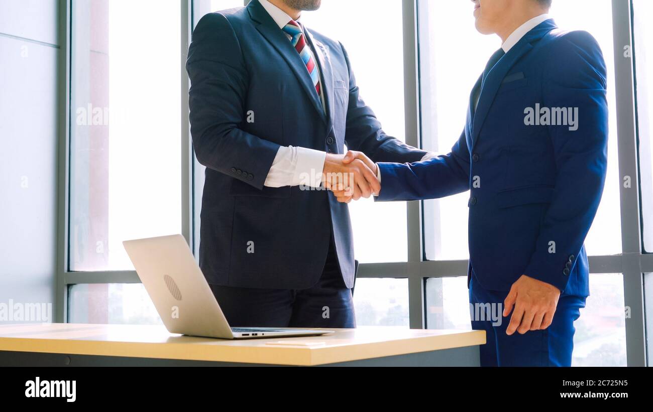 Corporate handshake asian indian hi-res stock photography and images ...