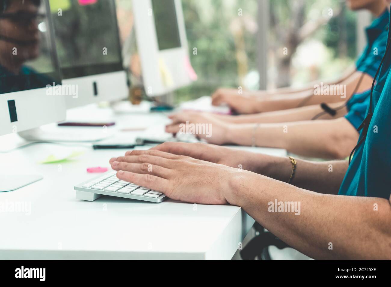 Group of people searching hi-res stock photography and images - Alamy