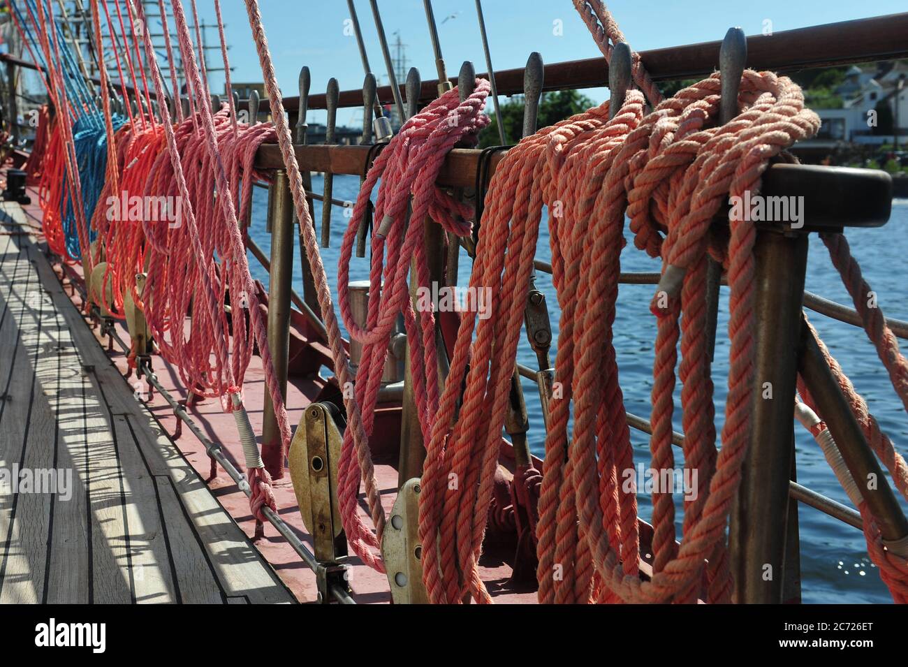 Mooring line attached hi-res stock photography and images - Alamy