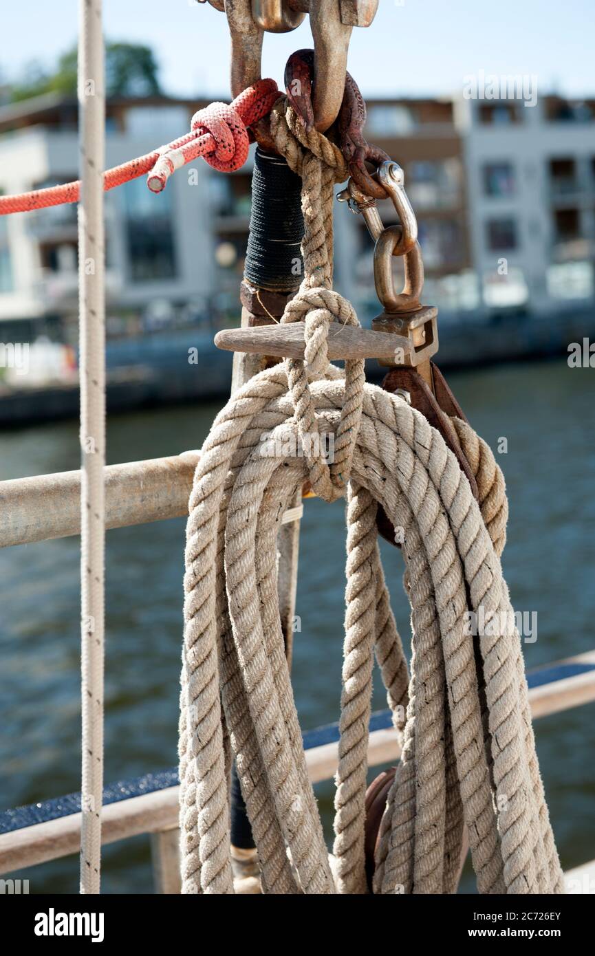 Vertical photo of sailboat hi-res stock photography and images - Alamy