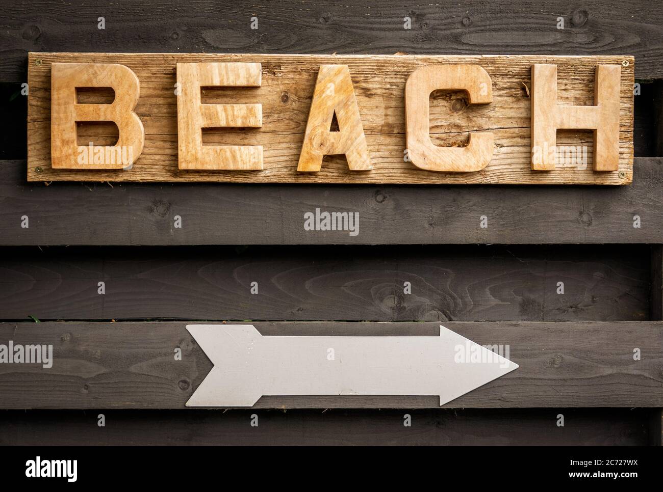 Directional sign pointing towards the beach Stock Photo - Alamy