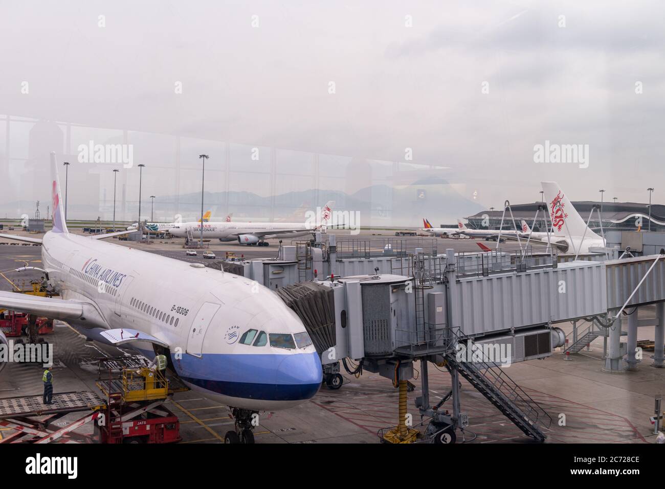 Airplane docked getting ready to flight Stock Photo - Alamy