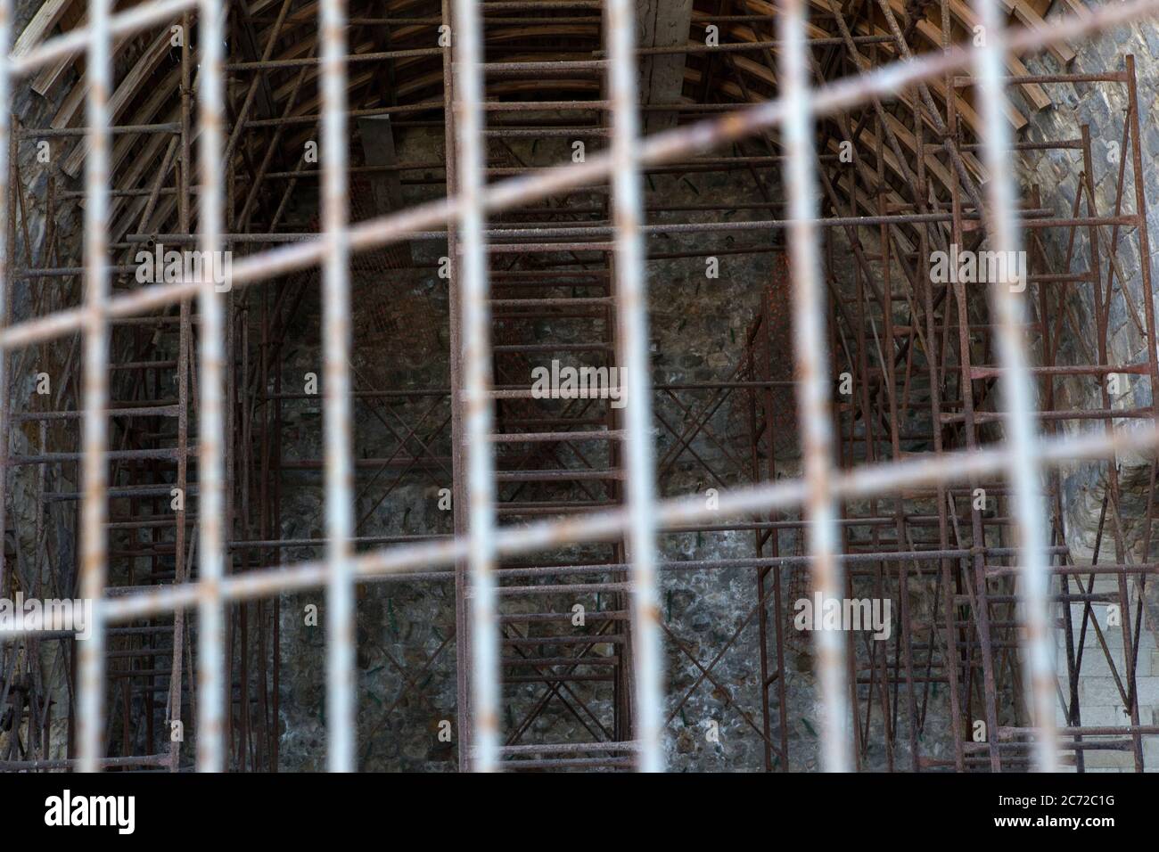 Scaffolding in arch Stock Photo - Alamy