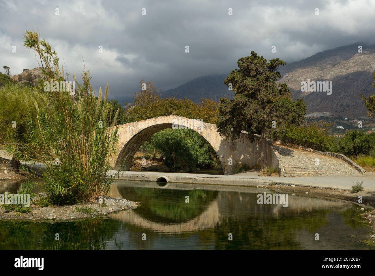 Venetian Bridge in the near of Kato Moni Preveli Stock Photo - Alamy