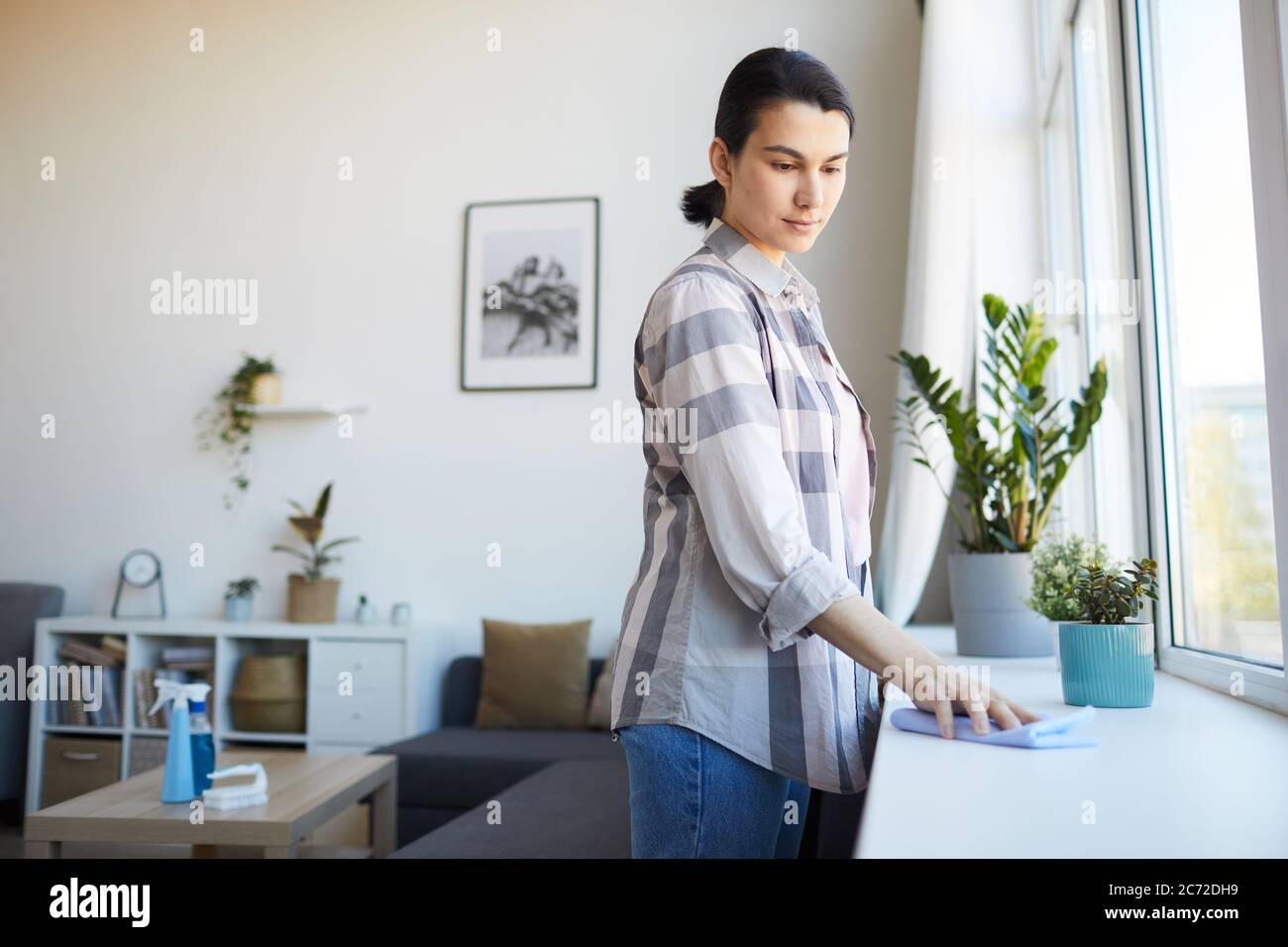 Women doing household chores hi-res stock photography and images - Alamy