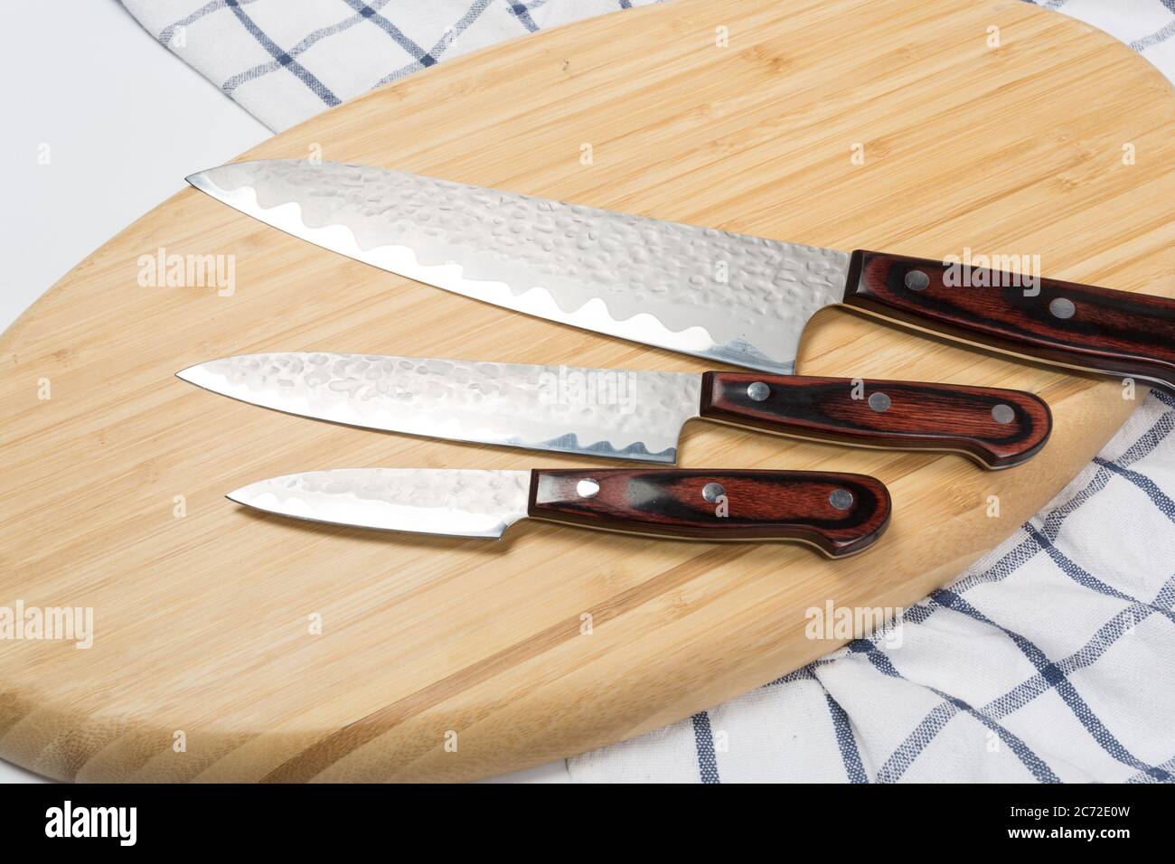 Set of kitchen knives on a board, top view Stock Photo - Alamy