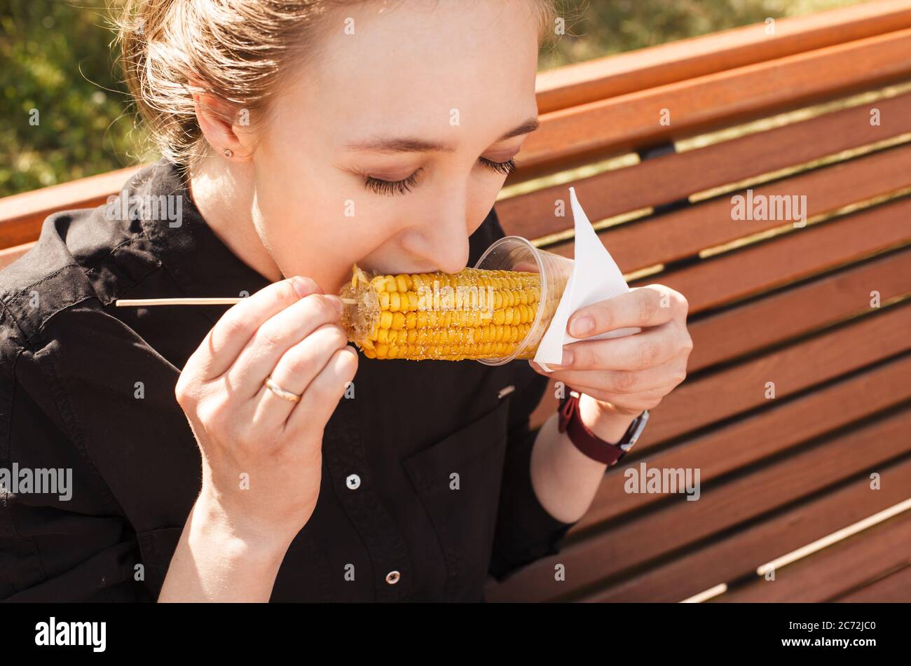 Woman with corn on the cob hi-res stock photography and images - Alamy