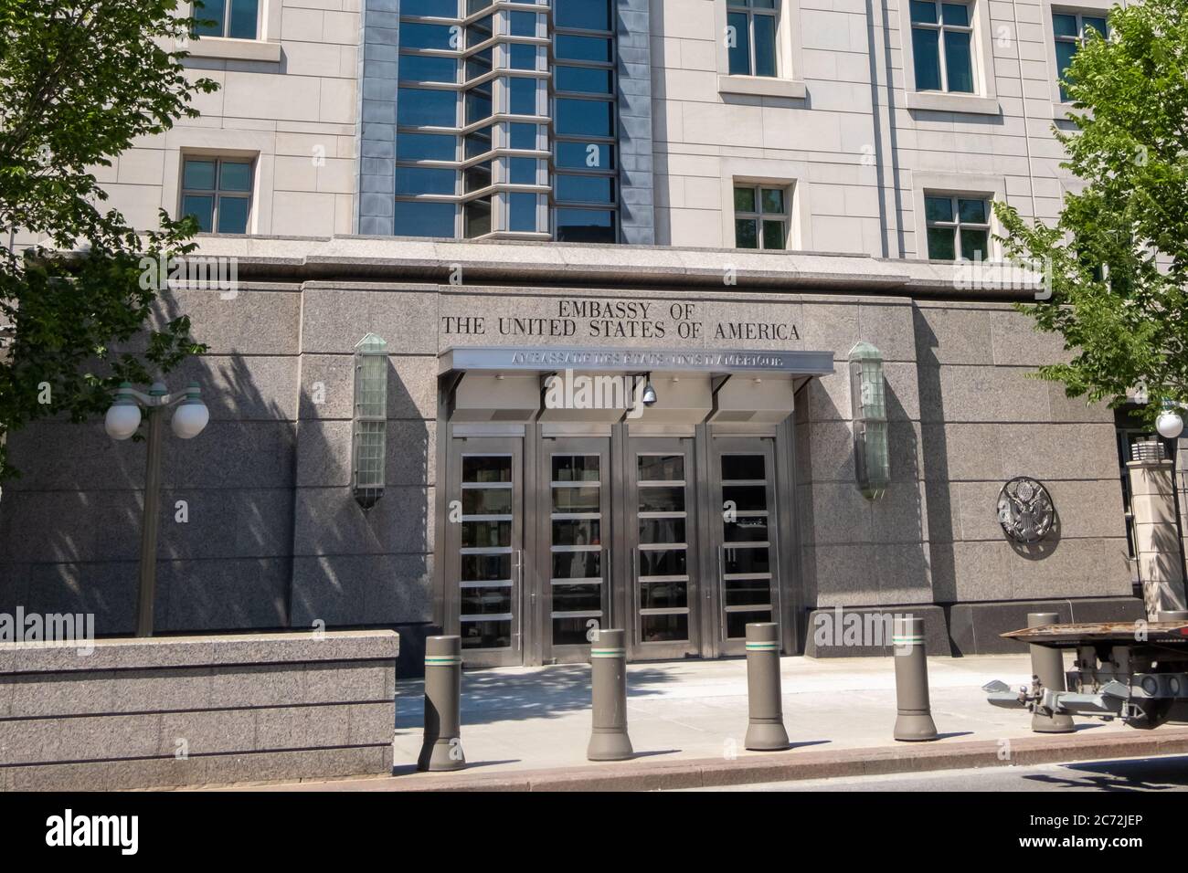 The entrance to the Embassy of the United States of America on Sussex ...