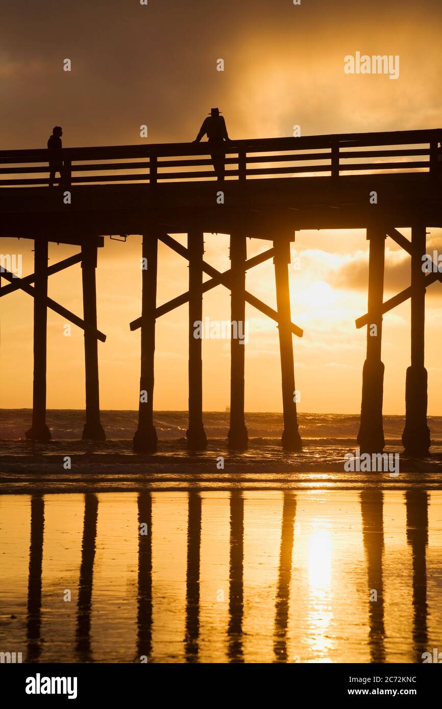 Newport beach pier california hi-res stock photography and images - Alamy