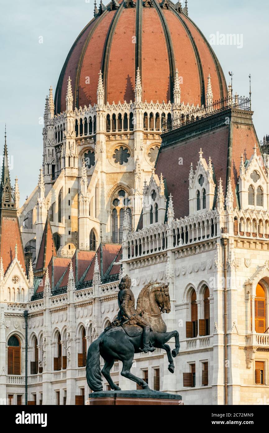 Hungarian parliament facade hi-res stock photography and images - Alamy