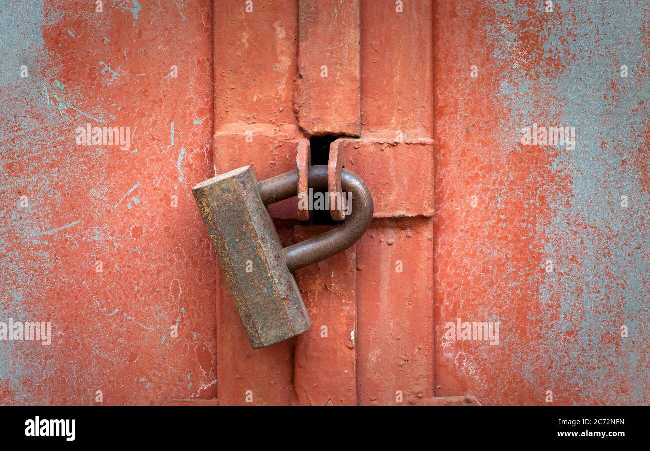 Red metal gate hi-res stock photography and images - Alamy