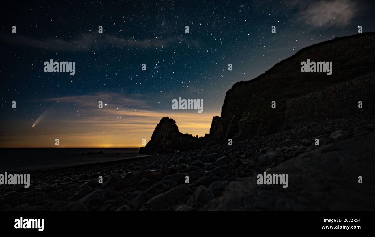 Comet uk night sky hi-res stock photography and images - Alamy