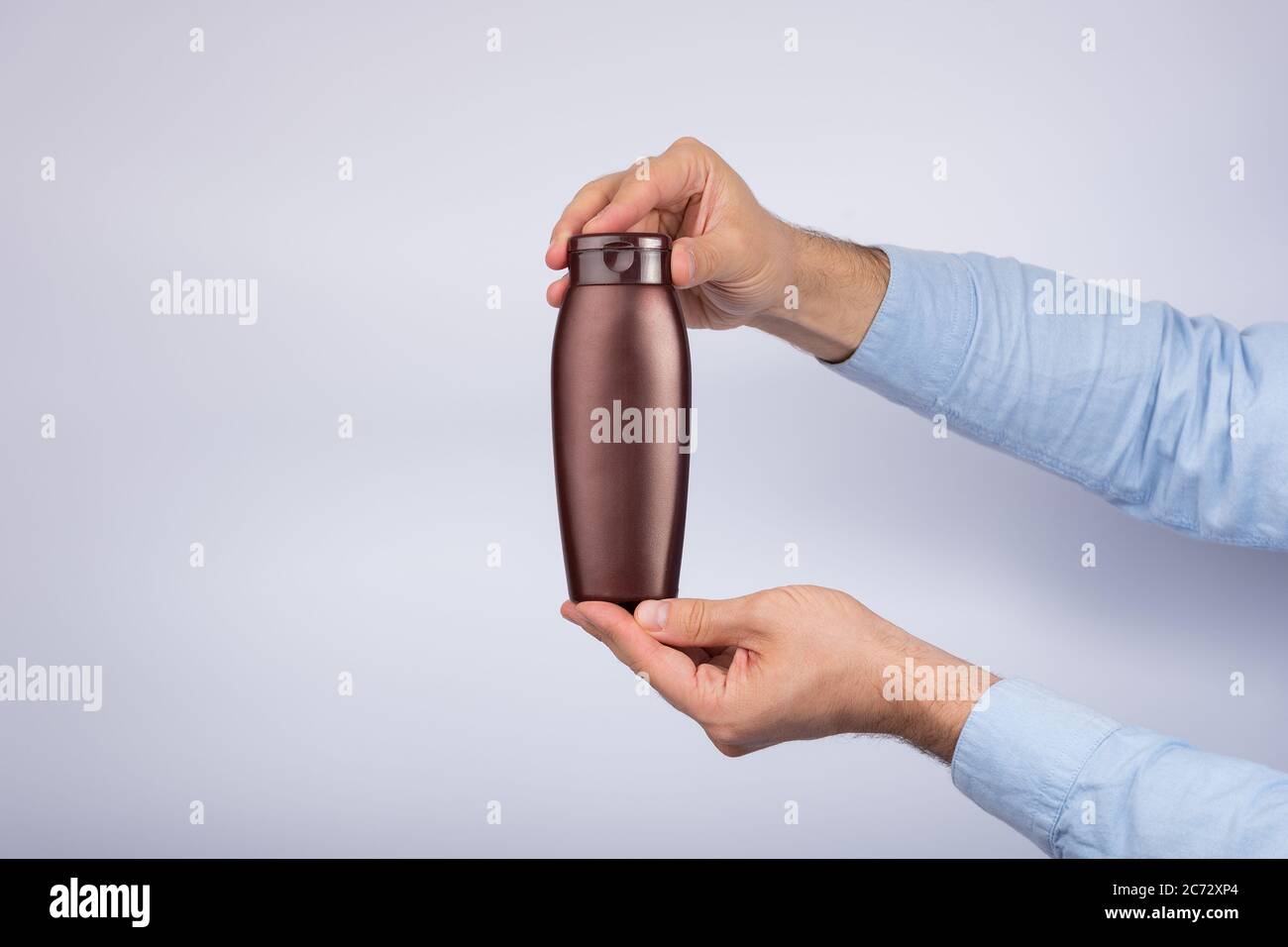 Man hand holding shampoo bottle hi-res stock photography and images - Alamy