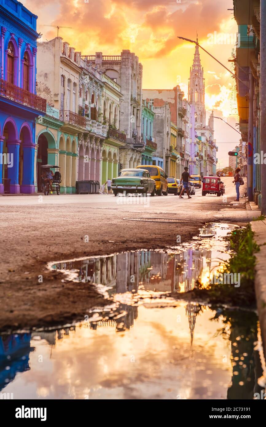 Traditional street scene in cuba hi-res stock photography and images ...