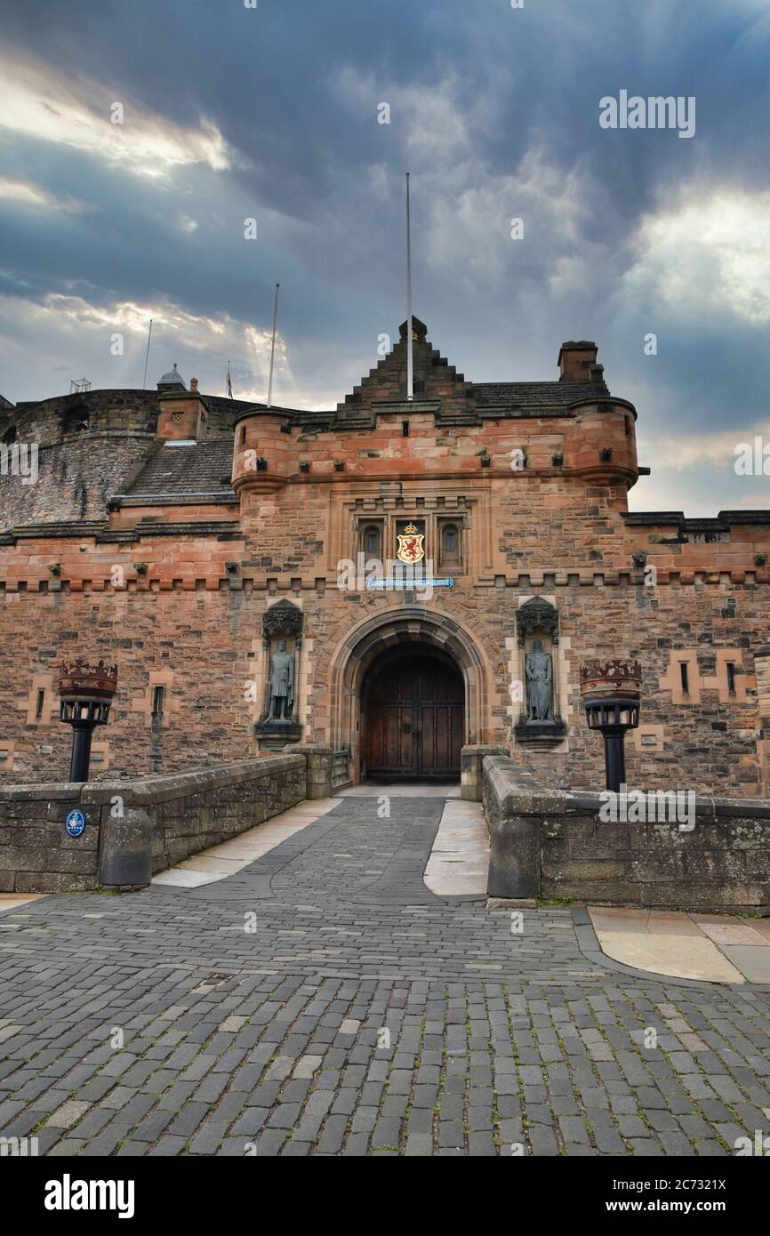 Edinburgh castle ramparts hi-res stock photography and images - Alamy