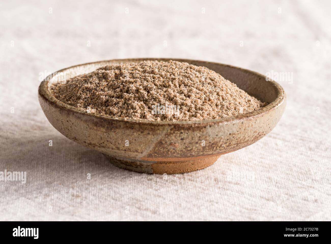 Cardamon in a bowl hi-res stock photography and images - Alamy