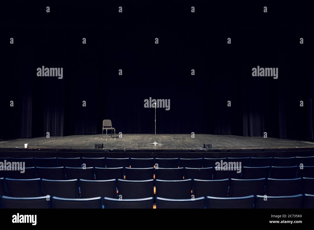 Mic stand hi-res stock photography and images - Alamy