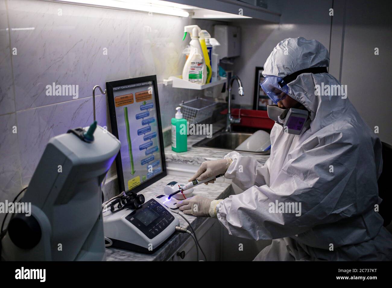 Dentist wearing ppe hi-res stock photography and images - Alamy
