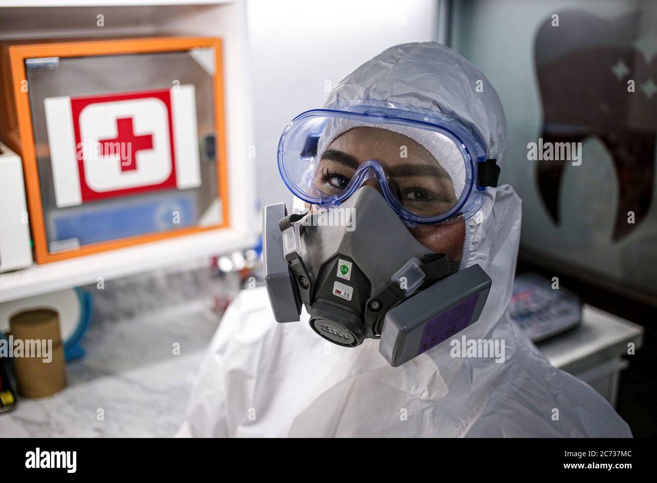 Dentist wearing ppe hi-res stock photography and images - Alamy