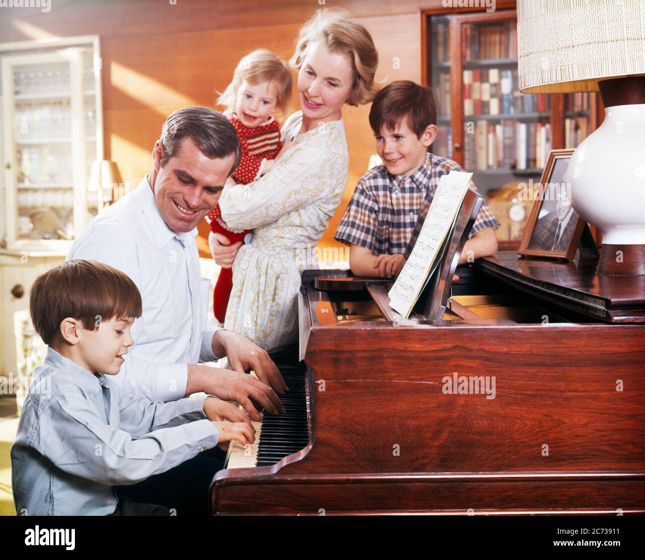 Sisters playing piano together hi-res stock photography and images - Alamy
