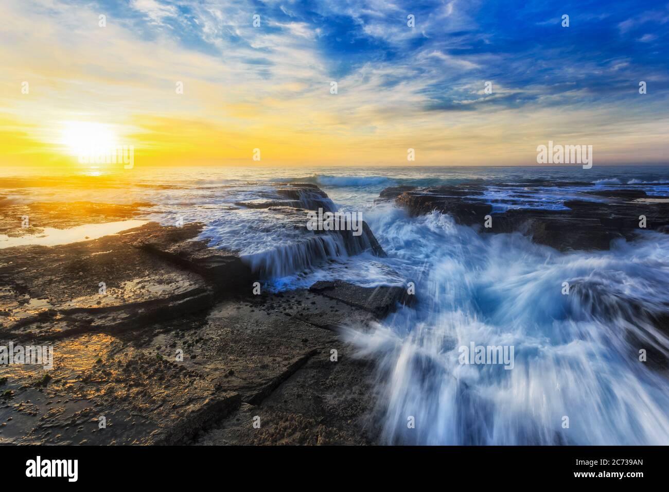 Ocean waves hitting rocks hi-res stock photography and images - Alamy