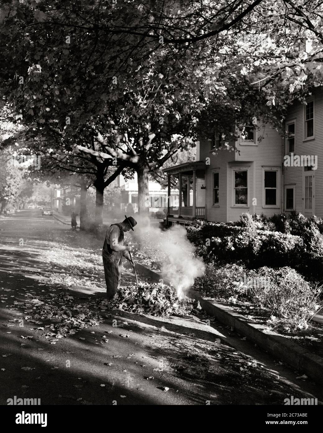 Autumn 1950s hi-res stock photography and images - Alamy