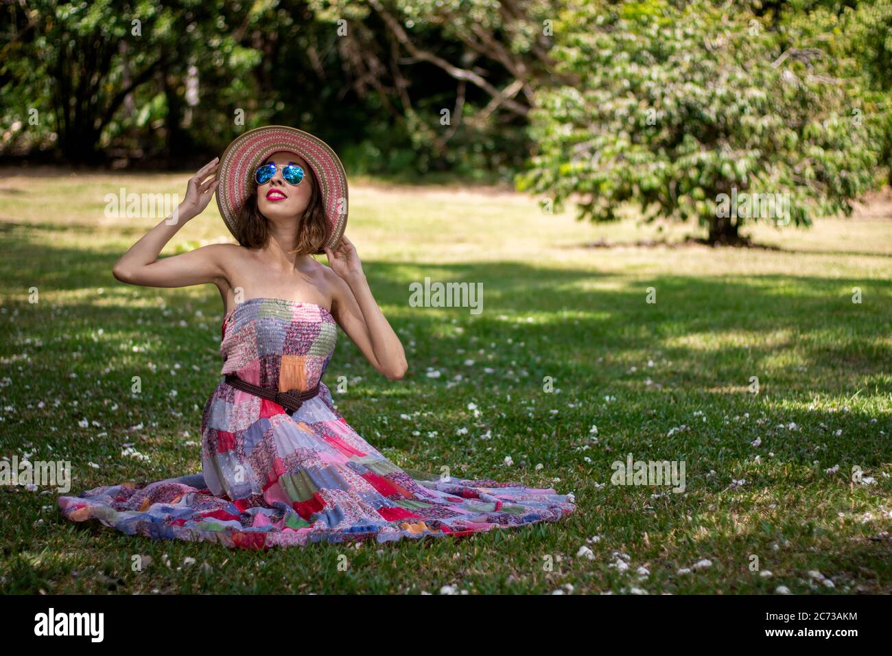 A lady in the garden admiring nature. Una dama en el jardin admirando ...