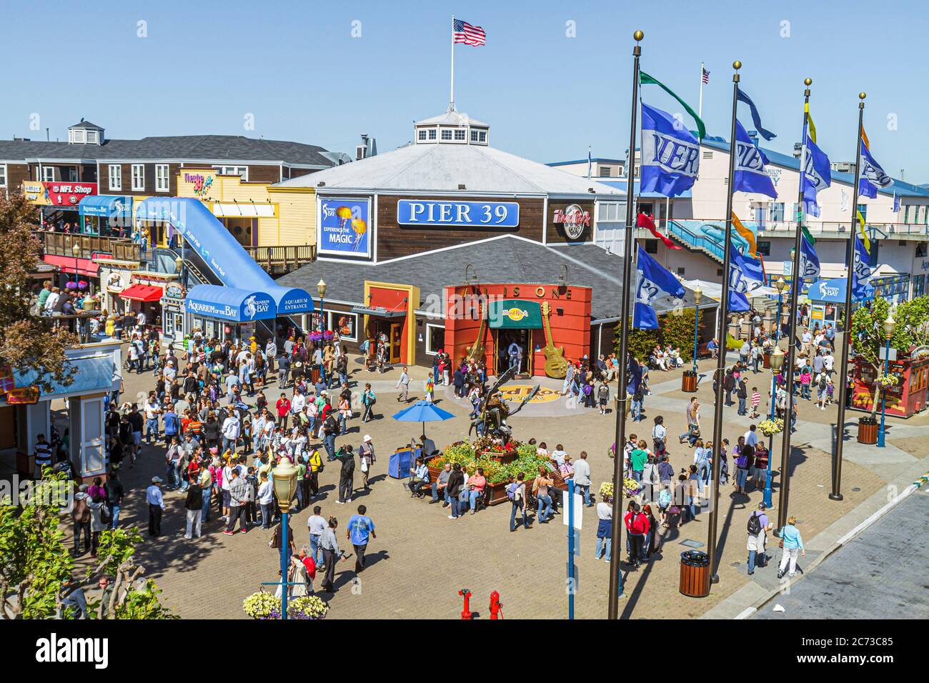 Busy plaza hi-res stock photography and images - Alamy
