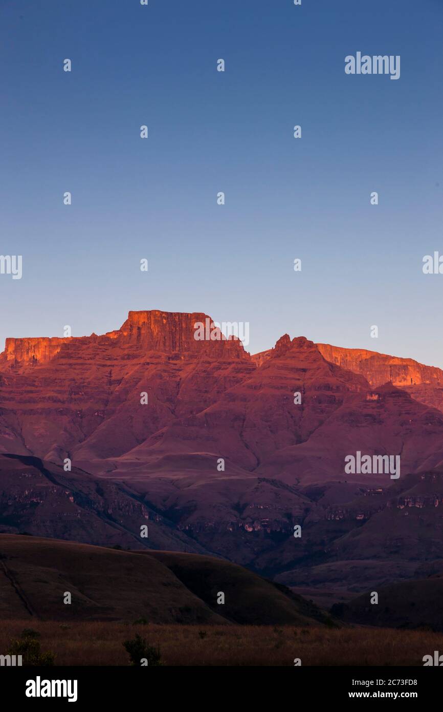 Drakensberg, Champagne Castle mountain, morning glow, Giants Castle ...
