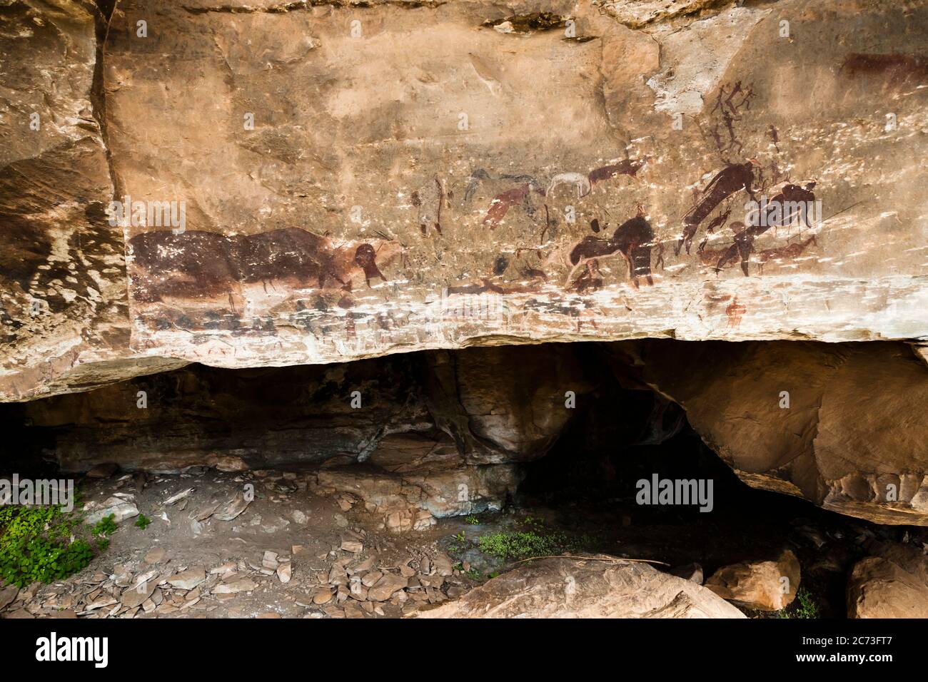 Drakensberg, "Main cave" bushman rock art site, rock paintings, Giants ...