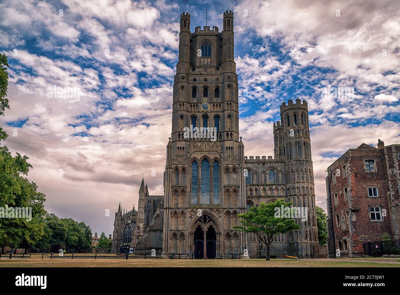 Main front gothic cathedral hi-res stock photography and images - Alamy