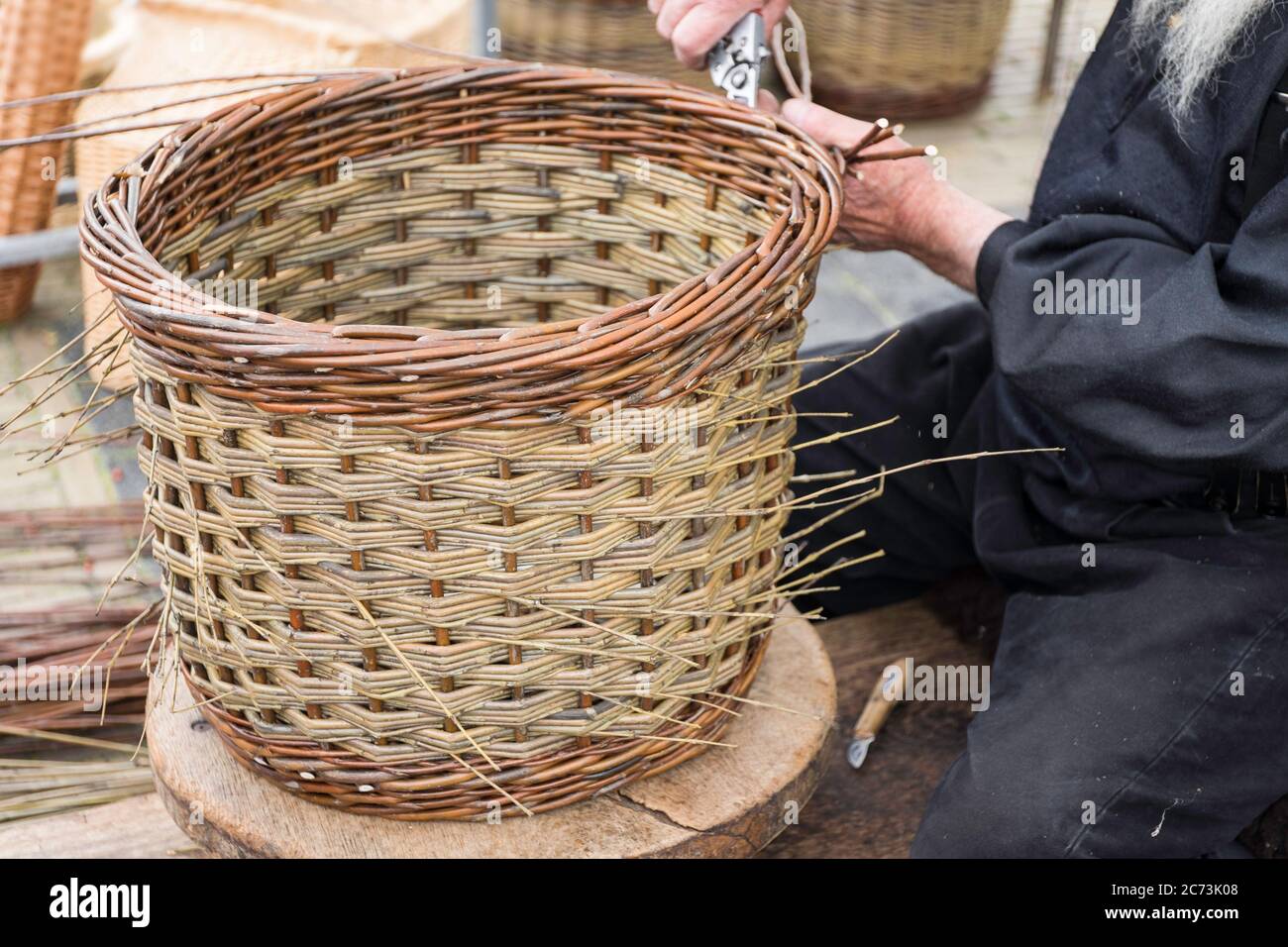 Making bamboo baskets hi-res stock photography and images - Alamy