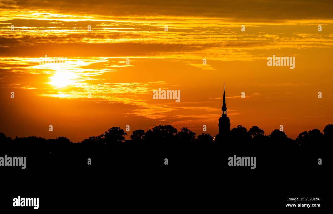 Schellerten, Germany. 14th July, 2020. The sun rises behind the tower ...