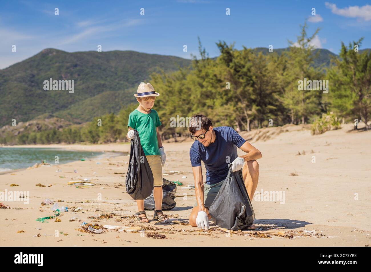 Children rubbish ocean hi-res stock photography and images - Alamy
