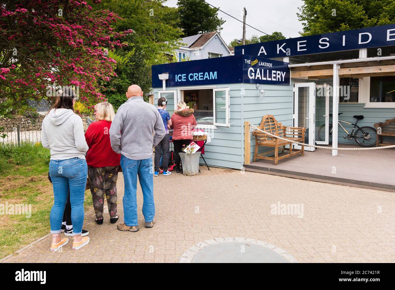 Customers queueing for ice cream at a cafe in Newquay in Cornwall Stock ...