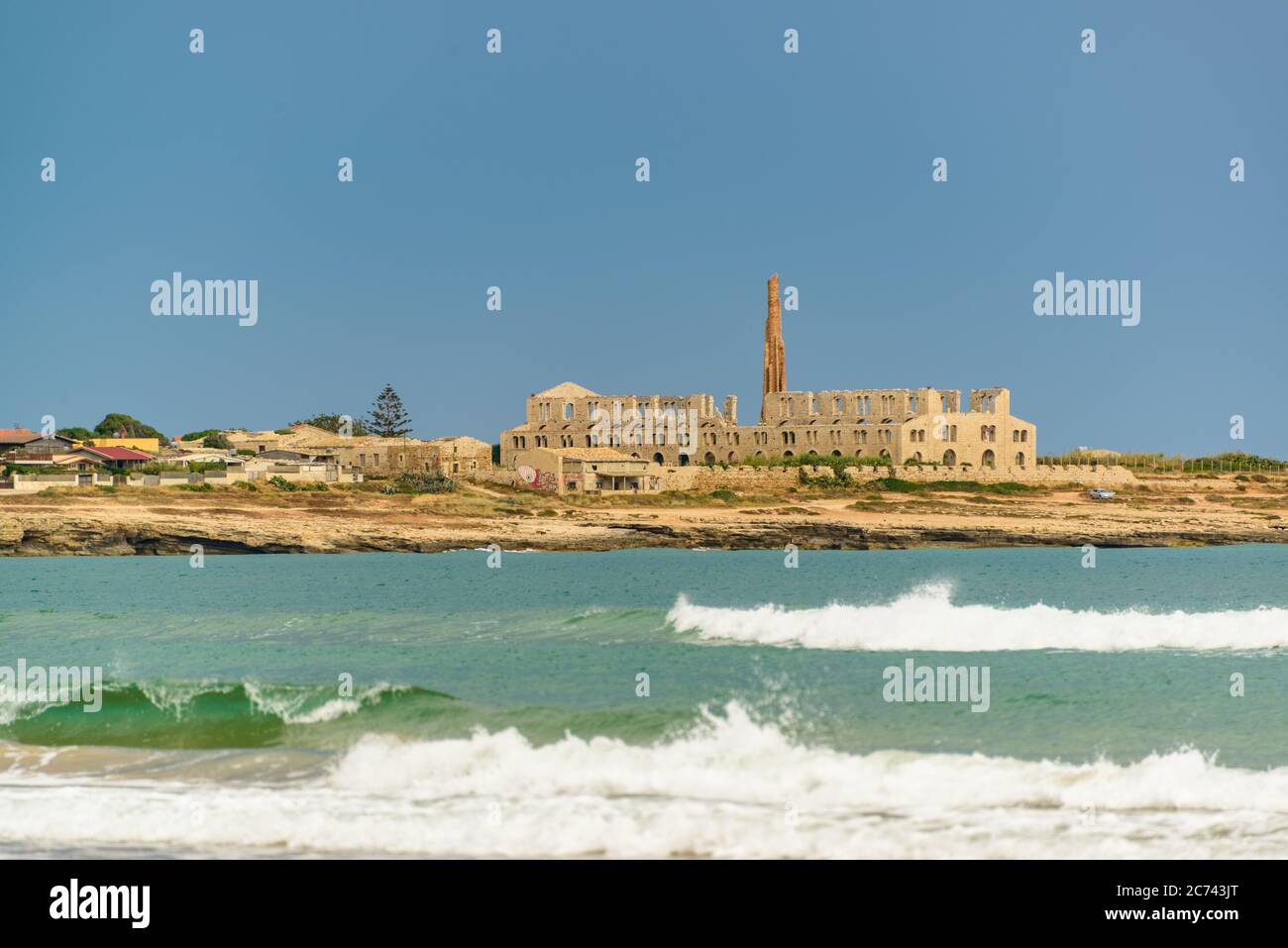 Die Ruine einer alten Ziegelei in der Bucht von Sampieri Stock Photo ...