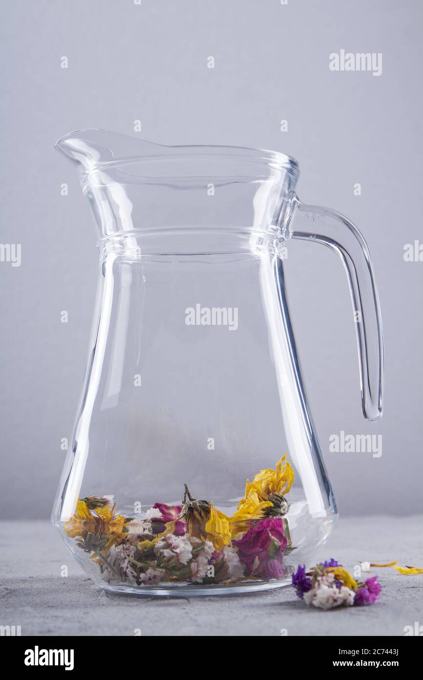 Container of water and flowers hi-res stock photography and images - Alamy