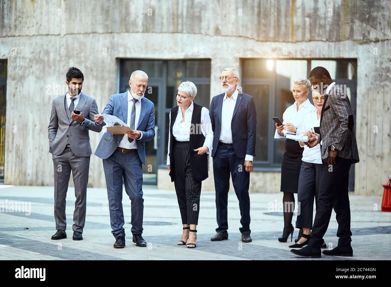 Six people conversation hi-res stock photography and images - Alamy