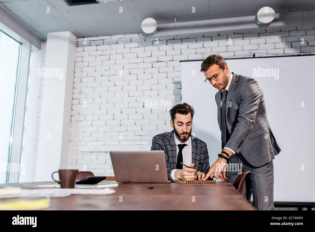 Men in grey suits hi-res stock photography and images - Alamy