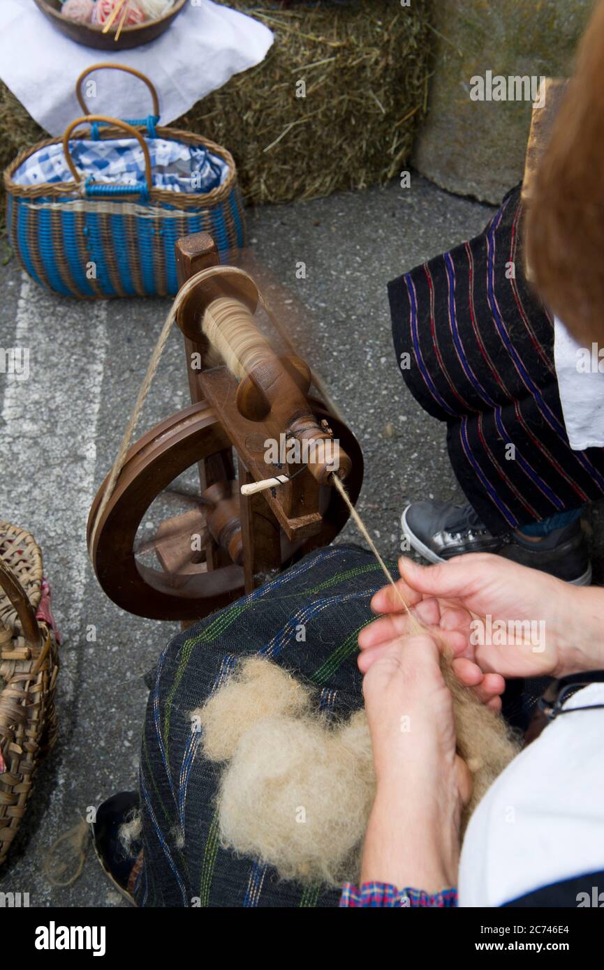 Hand crafts italy hi-res stock photography and images - Alamy
