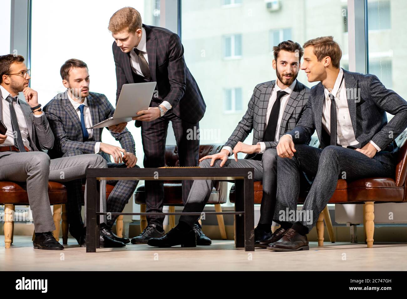 Five men gathered hi-res stock photography and images - Alamy