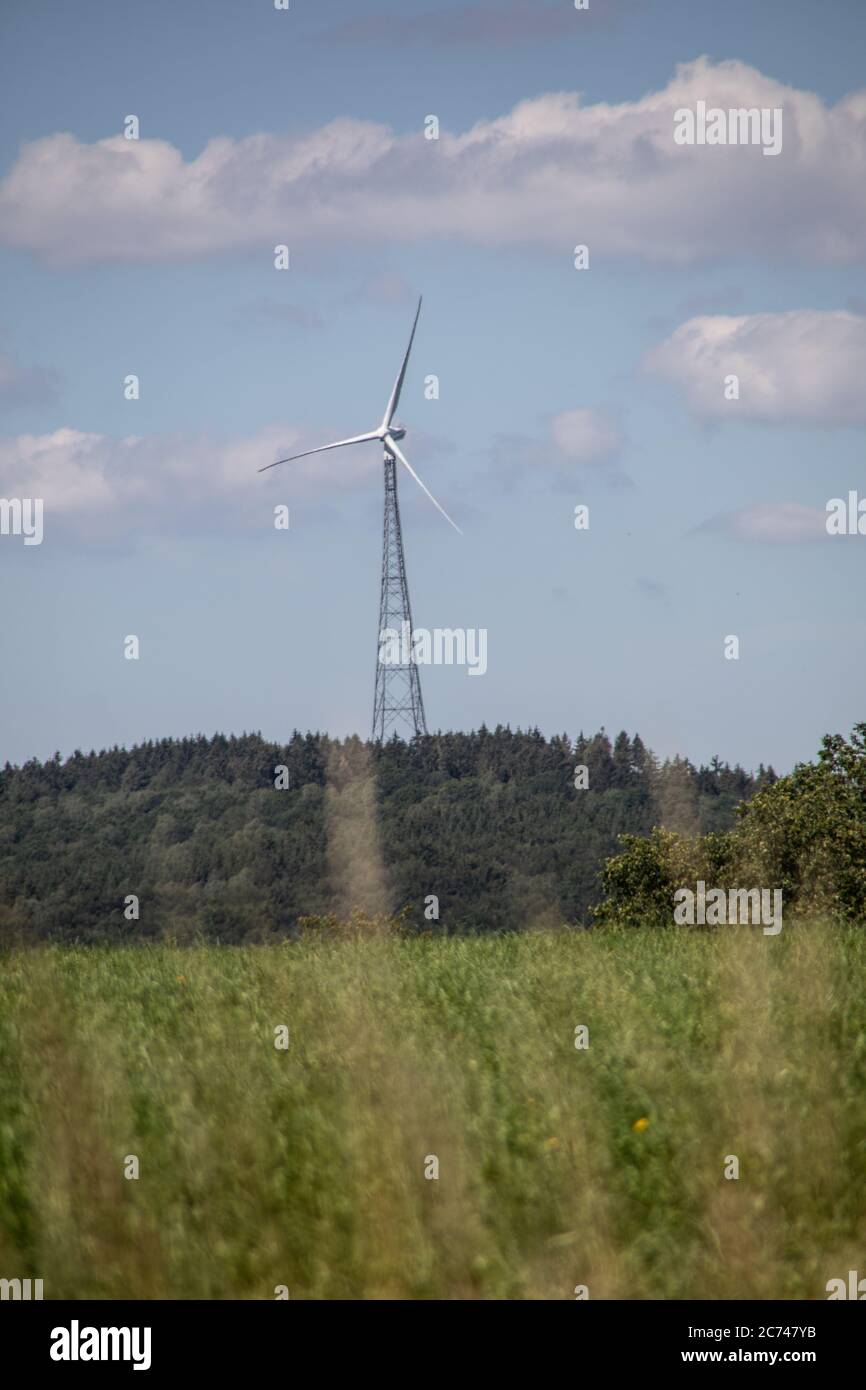 Wind turbine for electricity generation on a high mast with struts ...