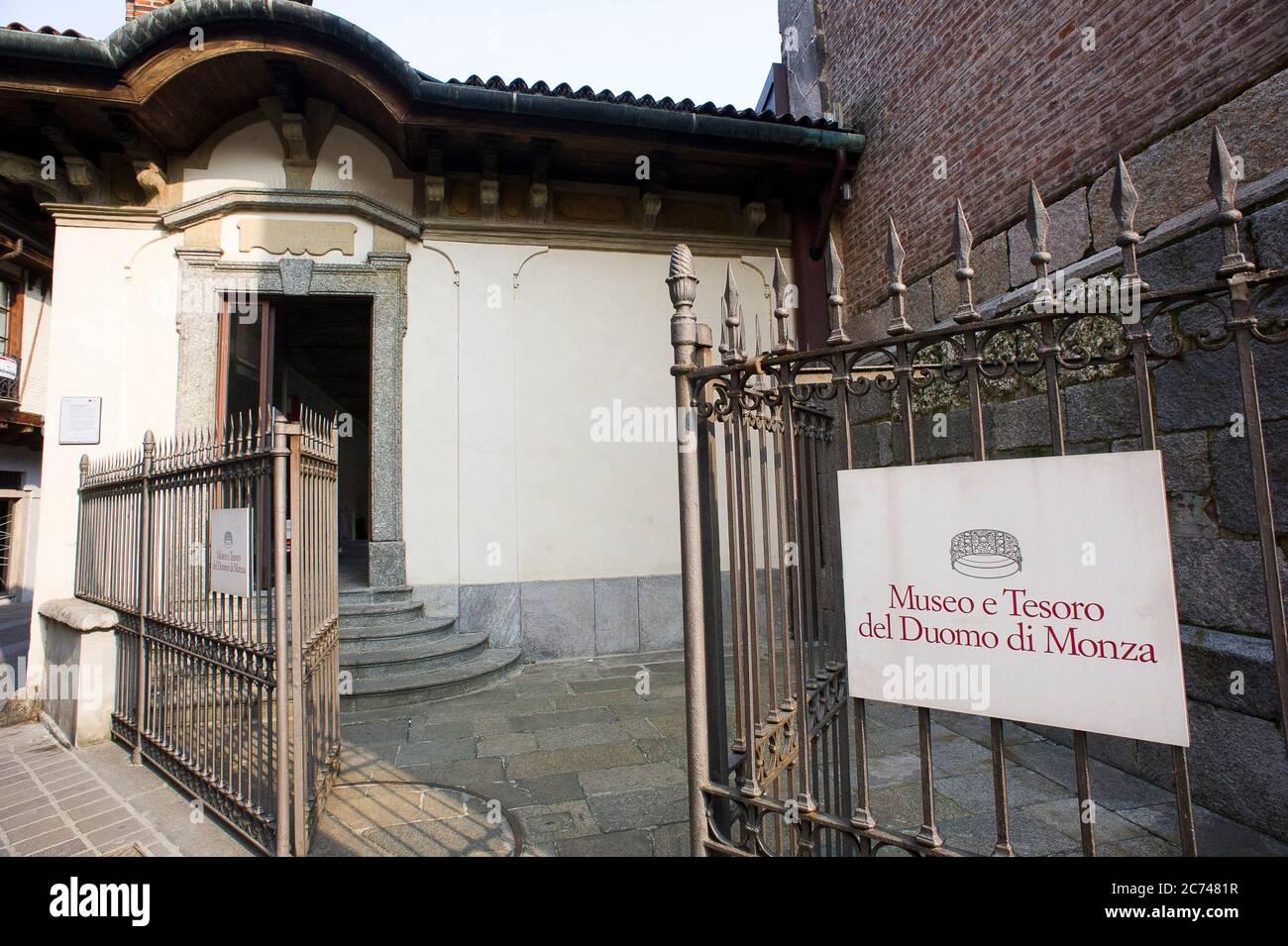 Outdoor cathedral hi-res stock photography and images - Alamy