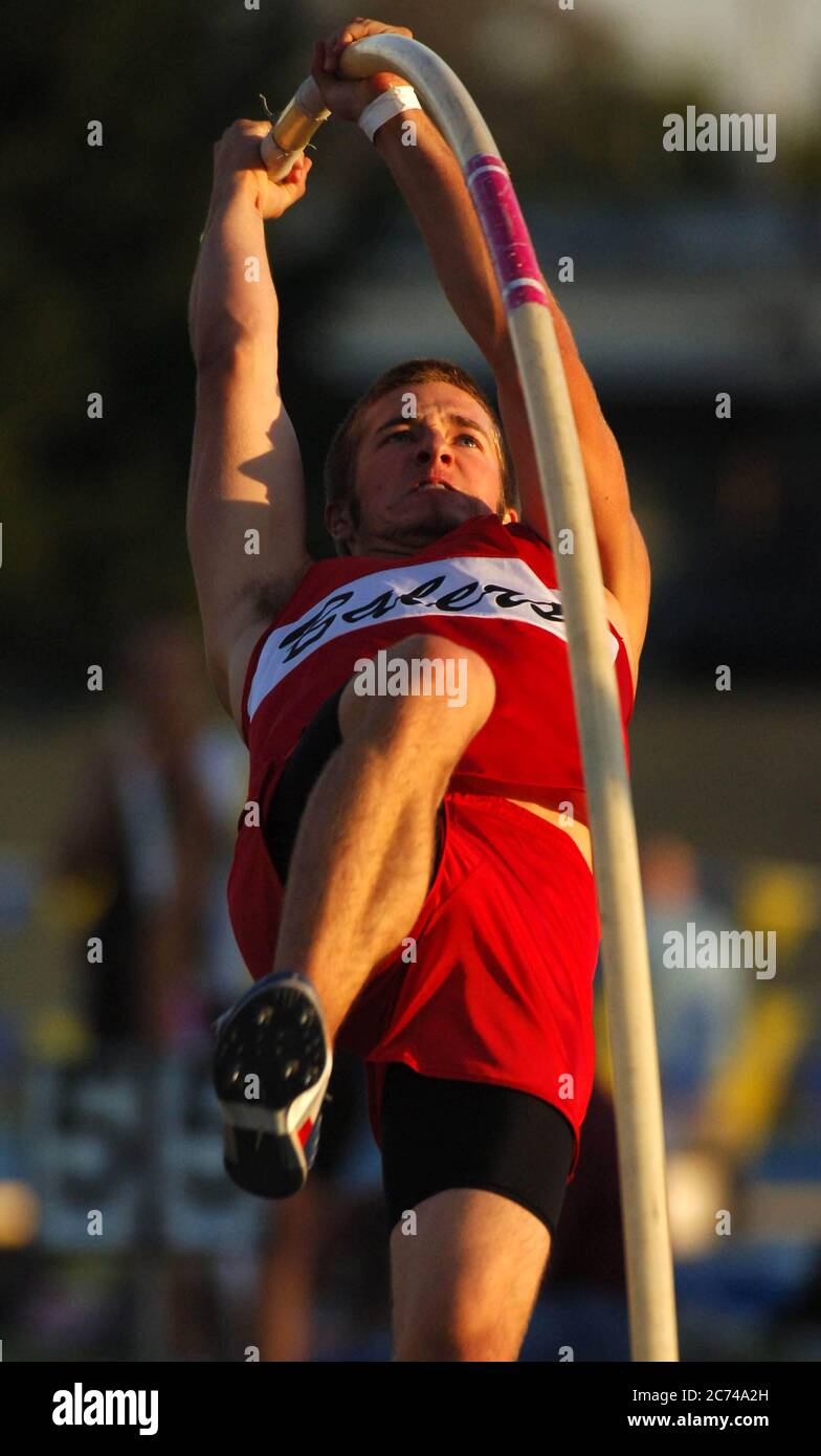 College pole vault hi-res stock photography and images - Alamy