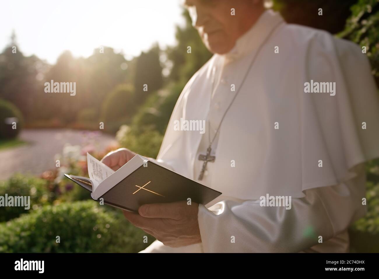 Church bible reading pastor hi-res stock photography and images - Alamy